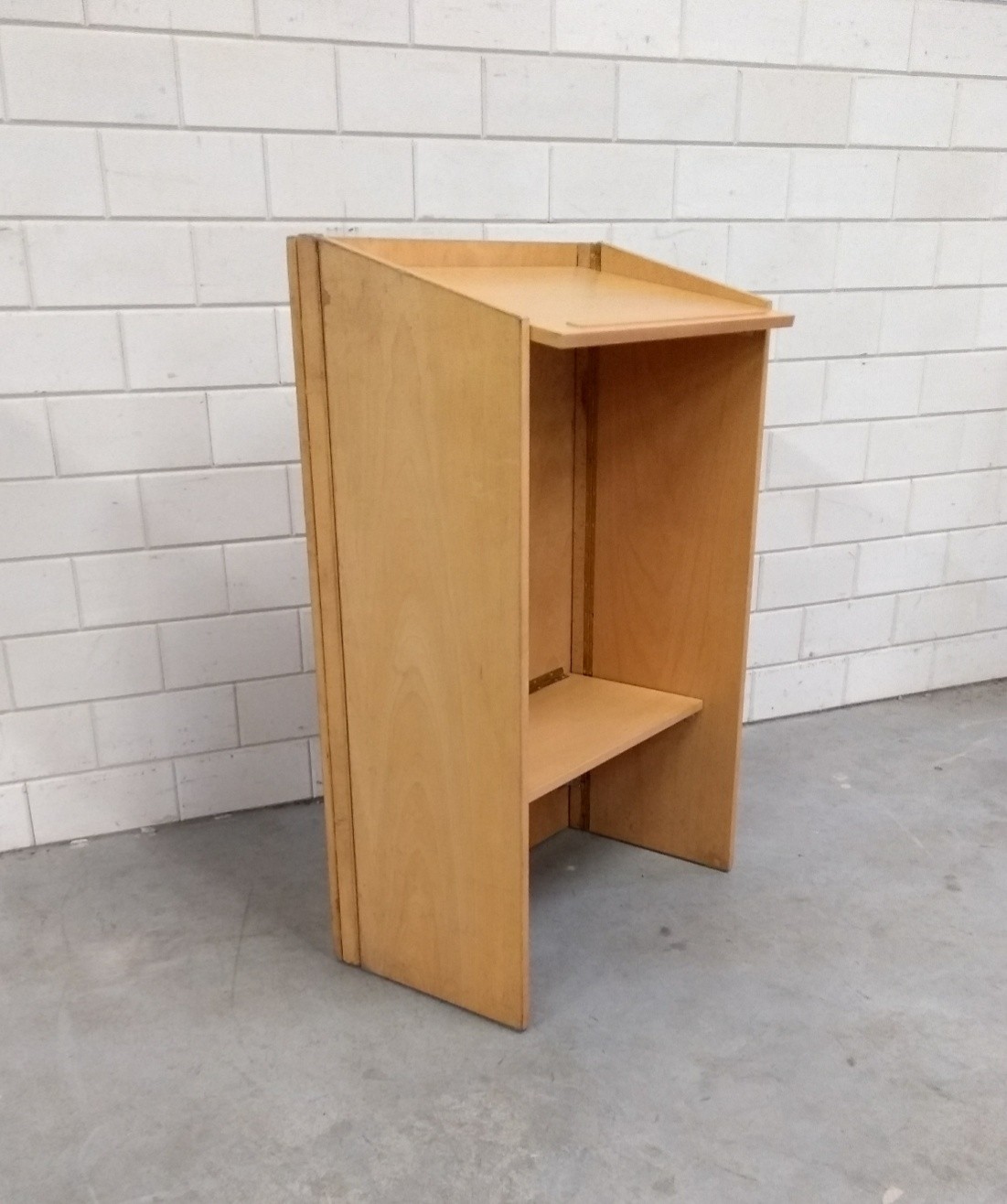 Lessenaar opvouwbaar, blank gelakt huren? - Hettema Verhuur